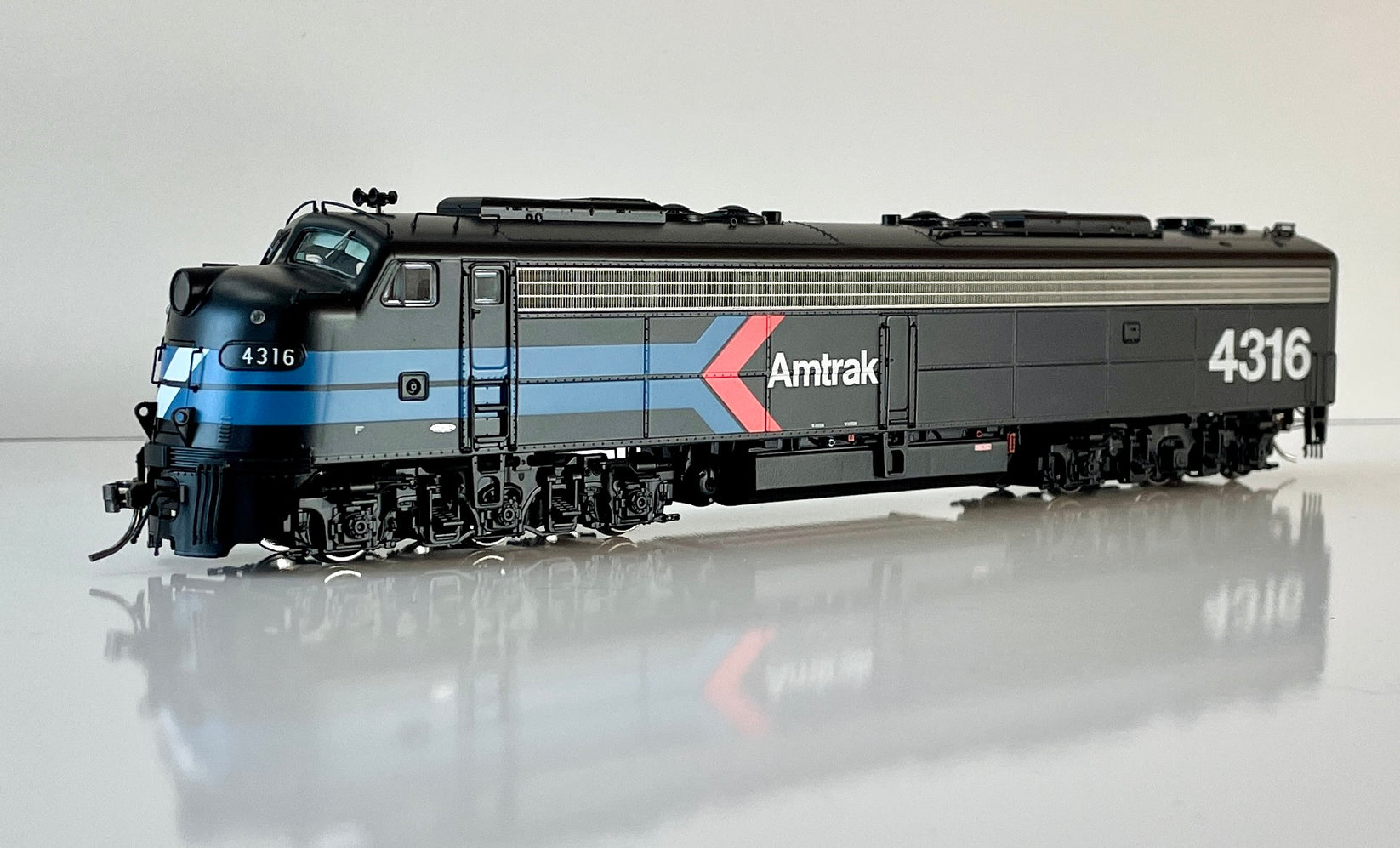 RAPIDO AMTRAK E8A #4316 EARLY BLACK SCHEME DCC/SOUND EQUIPPED – Makin' Tracks